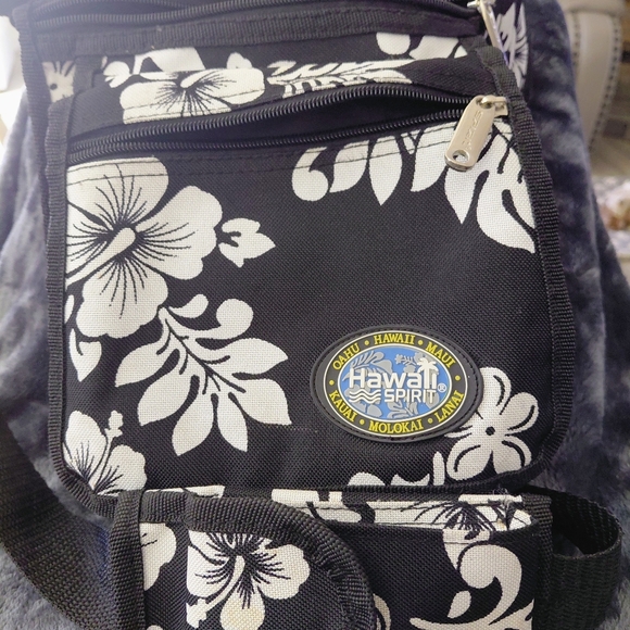 Hawaii Spirit | Bags | Hawaii Spirit Black White Floral Crossbody ...